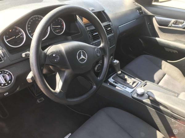Melns Mercedes-Benz C 200 2009 Viļņa, ar dzinēja tilpumu 2.15 L un nobraukumu 305 tūkst. km par 3500 €, foto 9 vietnē AUTOMOTO.COM.LV