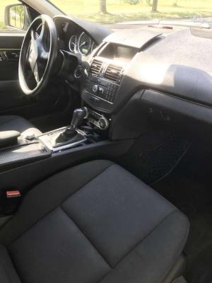 Melns Mercedes-Benz C 200 2009 Viļņa, ar dzinēja tilpumu 2.15 L un nobraukumu 305 tūkst. km par 3500 €, foto 12 vietnē AUTOMOTO.COM.LV