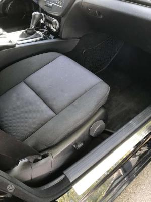 Melns Mercedes-Benz C 200 2009 Viļņa, ar dzinēja tilpumu 2.15 L un nobraukumu 305 tūkst. km par 3500 €, foto 14 vietnē AUTOMOTO.COM.LV