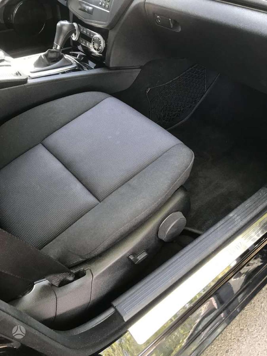 Melns Mercedes-Benz C 200 2009 Viļņa, ar dzinēja tilpumu 2.15 L un nobraukumu 305 tūkst. km par 3500 €, foto 14 vietnē AUTOMOTO.COM.LV