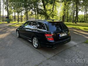 Black Mercedes-Benz C 200 2010 in Cesis, with an engine capacity of 2.20 L and mileage of 312 thousand km for 5490 €, photo 3 on AUTOMOTO.COM.LV