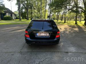 Black Mercedes-Benz C 200 2010 in Cesis, with an engine capacity of 2.20 L and mileage of 312 thousand km for 5490 €, photo 4 on AUTOMOTO.COM.LV