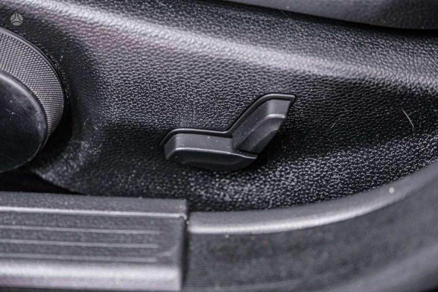 Black Mercedes-Benz C 200 2010 in Kaunas, with an engine capacity of 2.10 L and mileage of 330 thousand km for 5990 €, photo 14 on AUTOMOTO.COM.LV