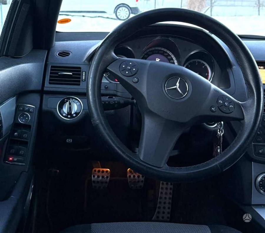 Black Mercedes-Benz C 200 2010 in Kaunas, with an engine capacity of 2.15 L and mileage of 320 thousand km for 4650 €, photo 18 on AUTOMOTO.COM.LV