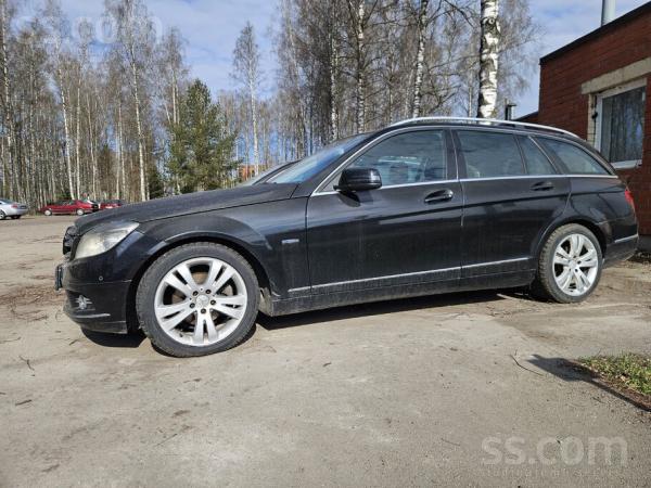 Черный Мерседес Ц 200 2010 в Рига, объемом двигателя 2.00 л и пробегом 390 тыс. км за 1999 €, фото 2 на AUTOMOTO.COM.LV