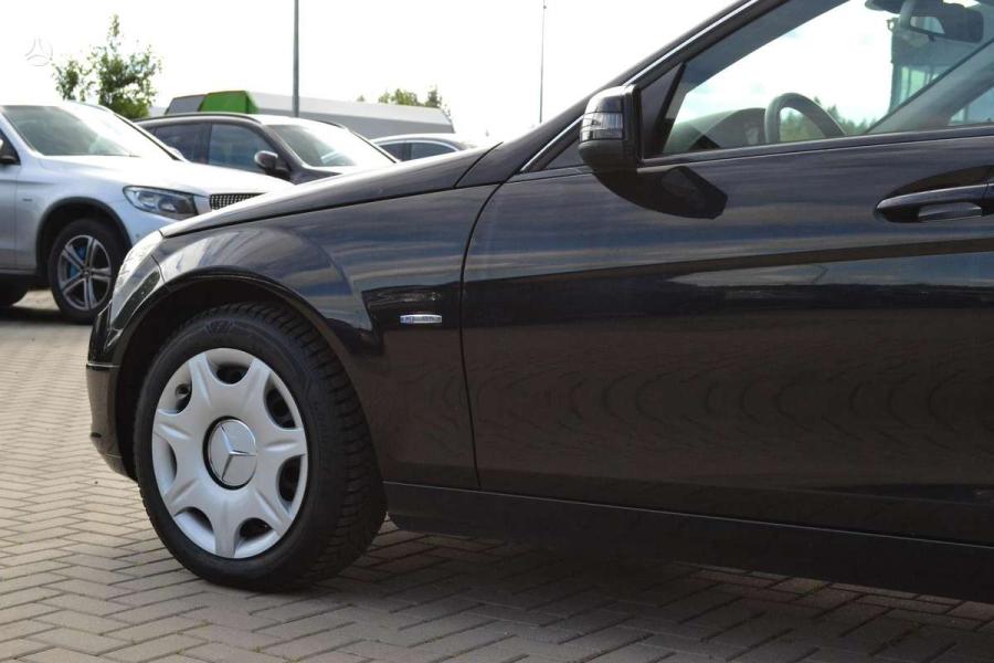 Black Mercedes-Benz C 200 2010 in Vilnius, with an engine capacity of 2.14 L and mileage of 300 thousand km for 5500 €, photo 3 on AUTOMOTO.COM.LV