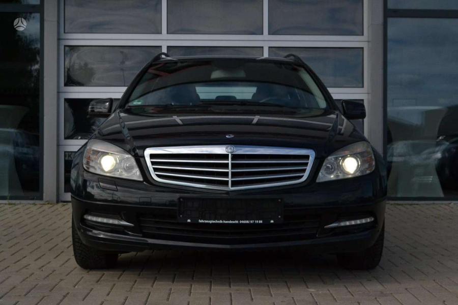 Black Mercedes-Benz C 200 2010 in Vilnius, with an engine capacity of 2.14 L and mileage of 300 thousand km for 5500 €, photo 6 on AUTOMOTO.COM.LV