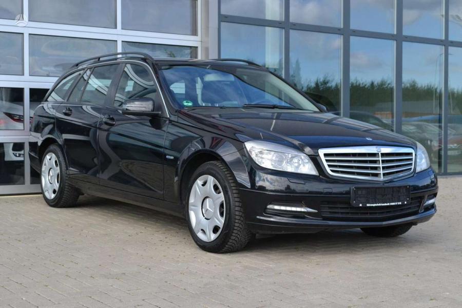 Black Mercedes-Benz C 200 2010 in Vilnius, with an engine capacity of 2.14 L and mileage of 300 thousand km for 5500 €, photo 8 on AUTOMOTO.COM.LV