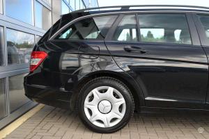 Black Mercedes-Benz C 200 2010 in Vilnius, with an engine capacity of 2.14 L and mileage of 300 thousand km for 5500 €, photo 9 on AUTOMOTO.COM.LV