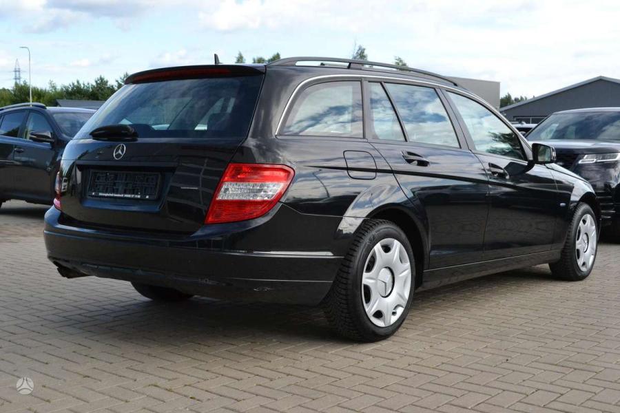 Black Mercedes-Benz C 200 2010 in Vilnius, with an engine capacity of 2.14 L and mileage of 300 thousand km for 5500 €, photo 12 on AUTOMOTO.COM.LV