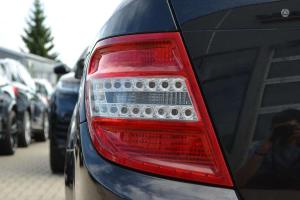 Black Mercedes-Benz C 200 2010 in Vilnius, with an engine capacity of 2.14 L and mileage of 300 thousand km for 5500 €, photo 19 on AUTOMOTO.COM.LV
