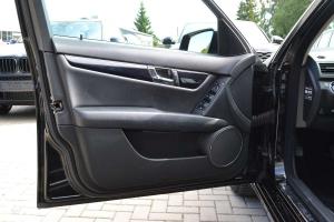 Black Mercedes-Benz C 200 2010 in Vilnius, with an engine capacity of 2.14 L and mileage of 300 thousand km for 5500 €, photo 24 on AUTOMOTO.COM.LV