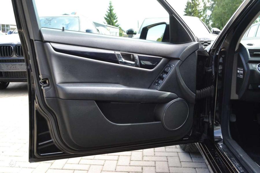 Black Mercedes-Benz C 200 2010 in Vilnius, with an engine capacity of 2.14 L and mileage of 300 thousand km for 5500 €, photo 24 on AUTOMOTO.COM.LV