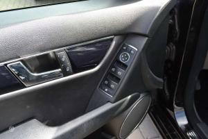 Black Mercedes-Benz C 200 2010 in Vilnius, with an engine capacity of 2.14 L and mileage of 300 thousand km for 5500 €, photo 25 on AUTOMOTO.COM.LV