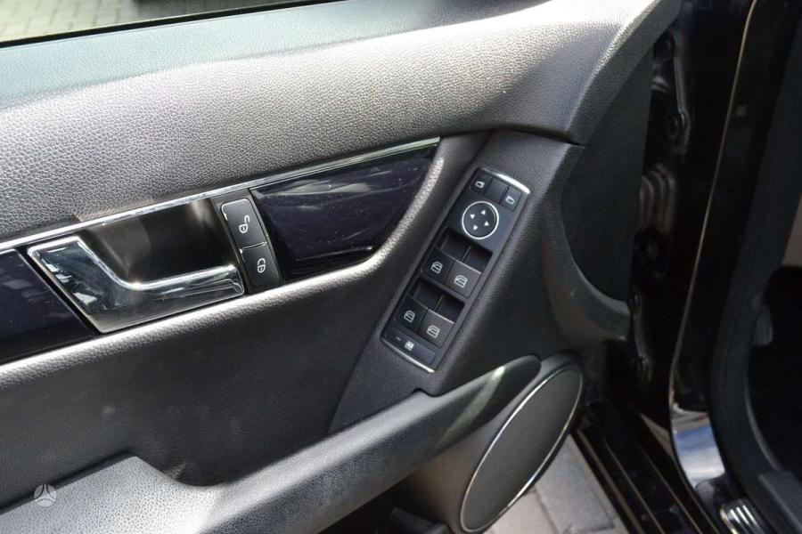 Black Mercedes-Benz C 200 2010 in Vilnius, with an engine capacity of 2.14 L and mileage of 300 thousand km for 5500 €, photo 25 on AUTOMOTO.COM.LV