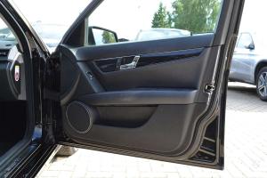 Black Mercedes-Benz C 200 2010 in Vilnius, with an engine capacity of 2.14 L and mileage of 300 thousand km for 5500 €, photo 35 on AUTOMOTO.COM.LV