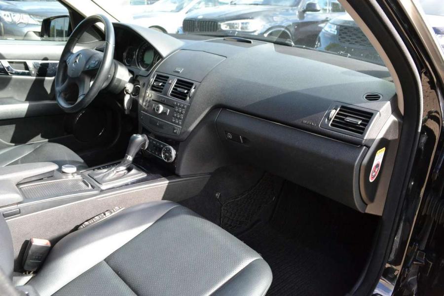 Black Mercedes-Benz C 200 2010 in Vilnius, with an engine capacity of 2.14 L and mileage of 300 thousand km for 5500 €, photo 38 on AUTOMOTO.COM.LV