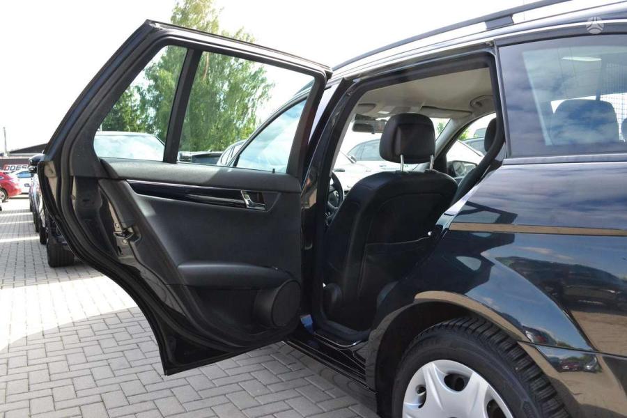 Black Mercedes-Benz C 200 2010 in Vilnius, with an engine capacity of 2.14 L and mileage of 300 thousand km for 5500 €, photo 39 on AUTOMOTO.COM.LV