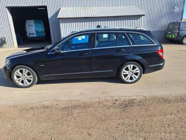 Melns Mercedes-Benz C 200 2010 Panevēža, ar dzinēja tilpumu 2.14 L un nobraukumu 350 tūkst. km par 3050 €, foto 9 vietnē AUTOMOTO.COM.LV