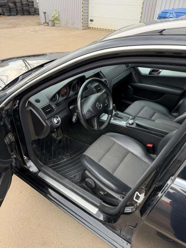 Melns Mercedes-Benz C 200 2010 Panevēža, ar dzinēja tilpumu 2.14 L un nobraukumu 350 tūkst. km par 3050 €, foto 10 vietnē AUTOMOTO.COM.LV