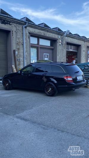 Black Mercedes-Benz C 200 2010 in Klaipeda, with an engine capacity of 2.10 L and mileage of 320 thousand km for 4500 €, photo 3 on AUTOMOTO.COM.LV