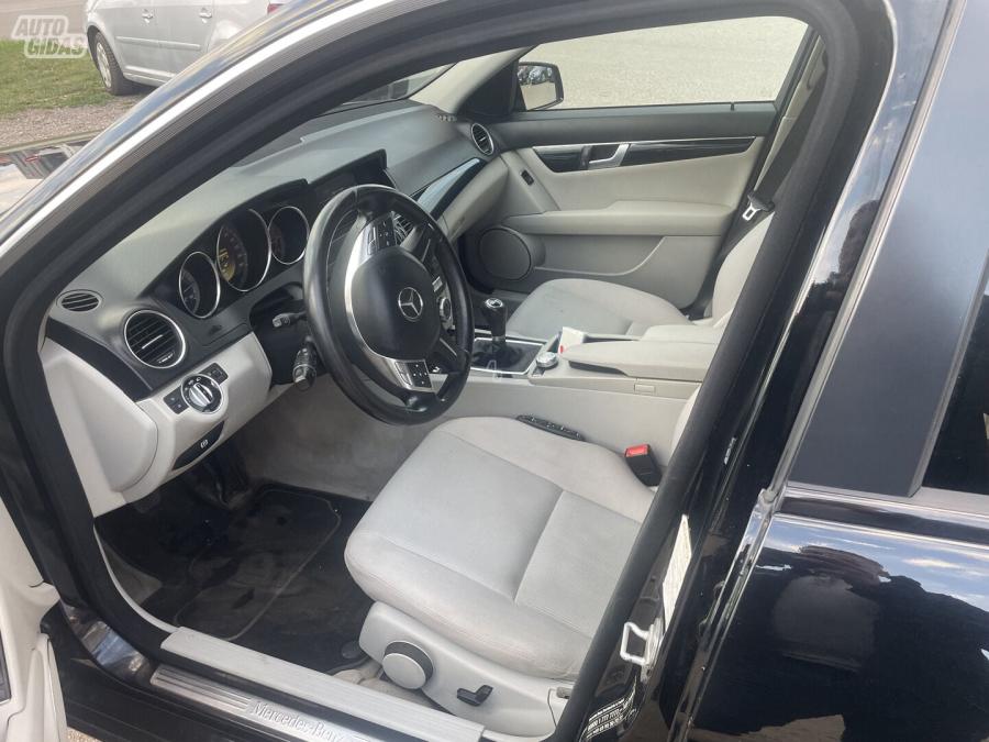 Melns Mercedes-Benz C 200 2011 Kauņa, ar dzinēja tilpumu 2.10 L un nobraukumu 3210 tūkst. km par 4500 €, foto 11 vietnē AUTOMOTO.COM.LV
