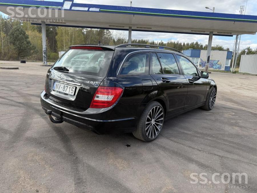 Black Mercedes-Benz C 200 2011 in Daugavpils, with an engine capacity of 2.00 L and mileage of 370 thousand km for 5300 €, photo 3 on AUTOMOTO.COM.LV