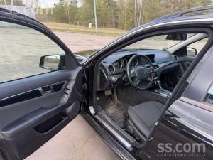 Black Mercedes-Benz C 200 2011 in Daugavpils, with an engine capacity of 2.00 L and mileage of 370 thousand km for 5300 €, photo 6 on AUTOMOTO.COM.LV