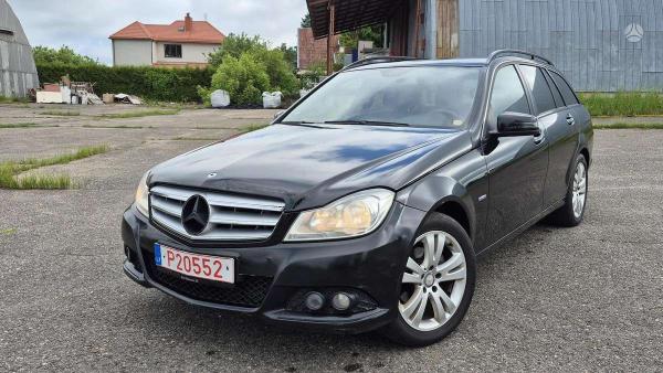 Black Mercedes-Benz C 200 2011 in Utena, with an engine capacity of 2.14 L and mileage of 344 thousand km for 3100 €, photo 2 on AUTOMOTO.COM.LV