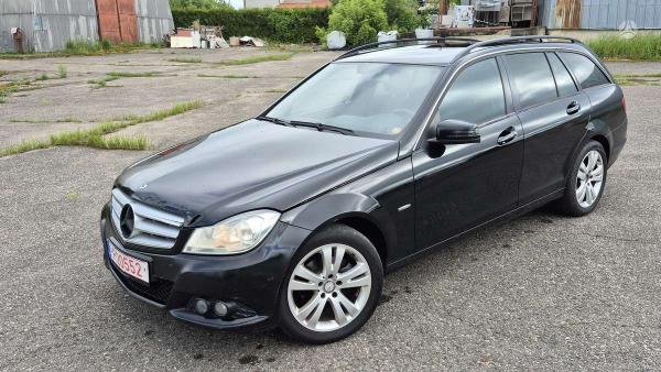 Black Mercedes-Benz C 200 2011 in Utena, with an engine capacity of 2.14 L and mileage of 344 thousand km for 3100 €, photo 4 on AUTOMOTO.COM.LV