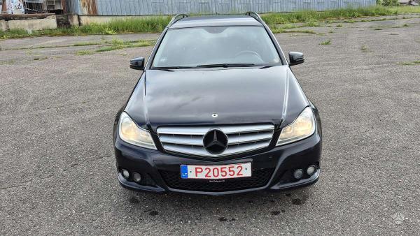 Black Mercedes-Benz C 200 2011 in Utena, with an engine capacity of 2.14 L and mileage of 344 thousand km for 3100 €, photo 5 on AUTOMOTO.COM.LV