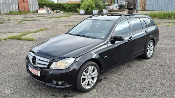 Black Mercedes-Benz C 200 2011 in Utena, with an engine capacity of 2.14 L and mileage of 344 thousand km for 3100 €, photo 8 on AUTOMOTO.COM.LV