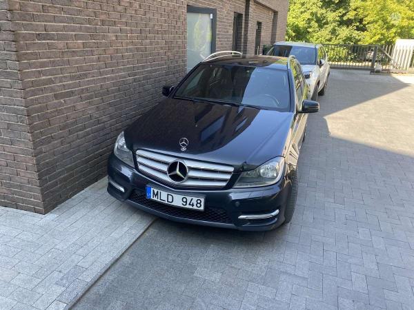 Black Mercedes-Benz C 200 2012 in Klaipeda, with an engine capacity of 0.00 L and mileage of 320 thousand km for 4500 €, photo 3 on AUTOMOTO.COM.LV