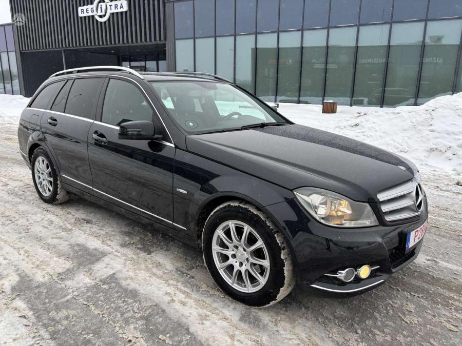 Black Mercedes-Benz C 200 2012 in Siauliai, with an engine capacity of 2.20 L and mileage of 389 thousand km for 4450 €, photo 2 on AUTOMOTO.COM.LV