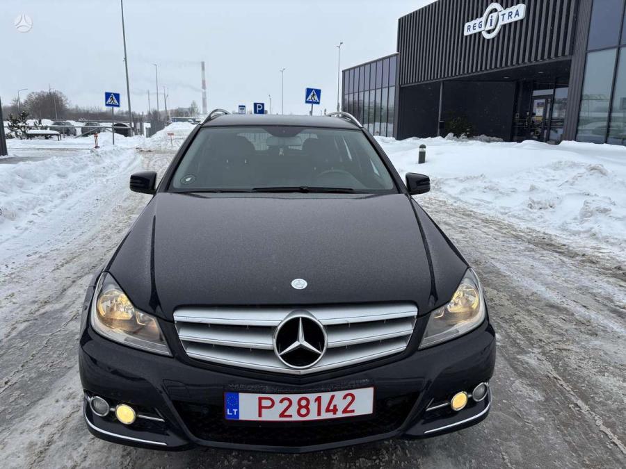 Black Mercedes-Benz C 200 2012 in Siauliai, with an engine capacity of 2.20 L and mileage of 389 thousand km for 4450 €, photo 4 on AUTOMOTO.COM.LV