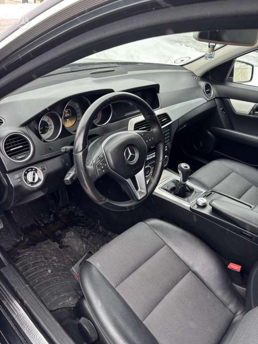 Black Mercedes-Benz C 200 2012 in Siauliai, with an engine capacity of 2.20 L and mileage of 389 thousand km for 4450 €, photo 9 on AUTOMOTO.COM.LV