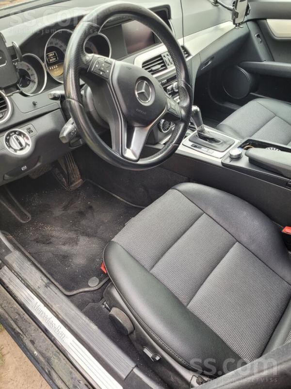Black Mercedes-Benz C 200 2012 in Jekabpils, with an engine capacity of 2.20 L and mileage of 328 thousand km for 5500 €, photo 8 on AUTOMOTO.COM.LV