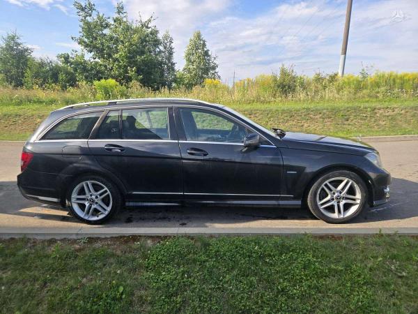 Black Mercedes-Benz C 200 2012 in Vilnius, with an engine capacity of 2.14 L and mileage of 316 thousand km for 5800 €, photo 2 on AUTOMOTO.COM.LV