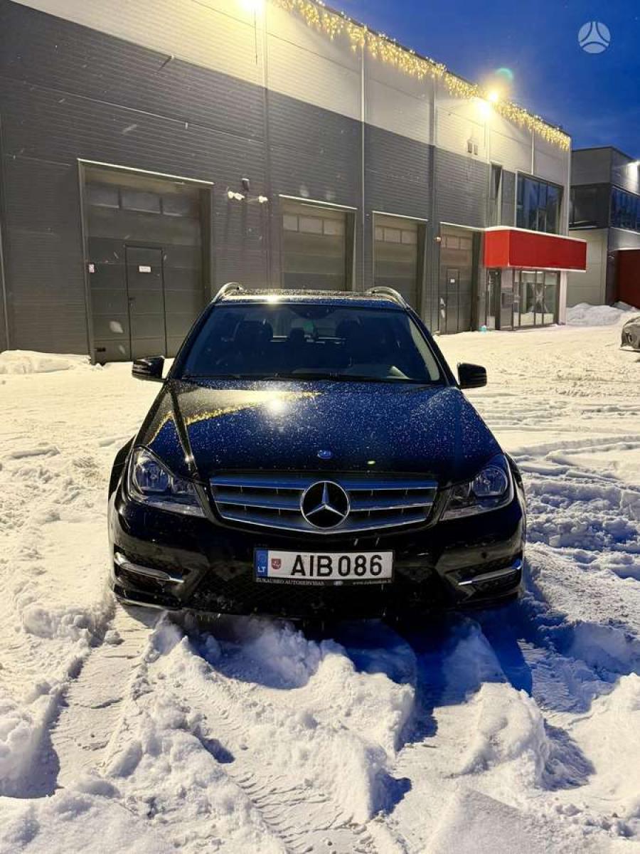 Black Mercedes-Benz C 200 2013 in Vilnius, with an engine capacity of 2.14 L and mileage of 330 thousand km for 5499 €, photo 3 on AUTOMOTO.COM.LV