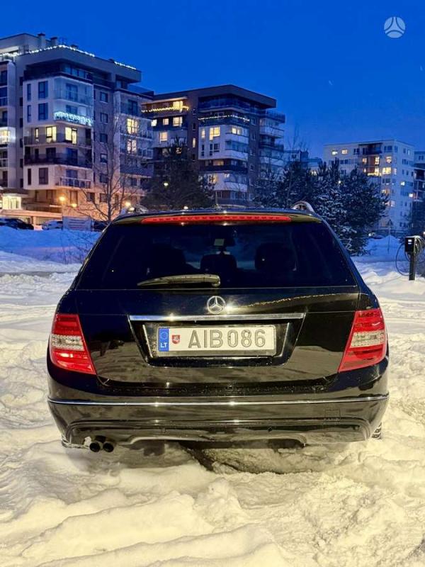Melns Mercedes-Benz C 200 2013 Viļņa, ar dzinēja tilpumu 2.14 L un nobraukumu 330 tūkst. km par 5499 €, foto 4 vietnē AUTOMOTO.COM.LV