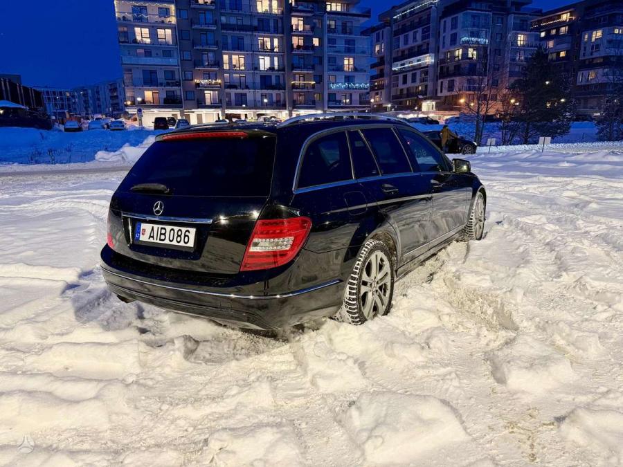 Black Mercedes-Benz C 200 2013 in Vilnius, with an engine capacity of 2.14 L and mileage of 330 thousand km for 5499 €, photo 5 on AUTOMOTO.COM.LV