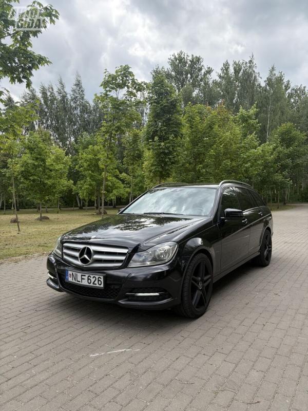 Melns Mercedes-Benz C 200 2013 Panevēža, ar dzinēja tilpumu 2.10 L un nobraukumu 337 tūkst. km par 6300 €, foto 1 vietnē AUTOMOTO.COM.LV