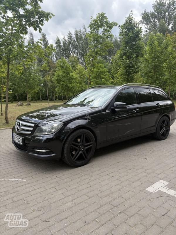 Melns Mercedes-Benz C 200 2013 Panevēža, ar dzinēja tilpumu 2.10 L un nobraukumu 337 tūkst. km par 6300 €, foto 2 vietnē AUTOMOTO.COM.LV
