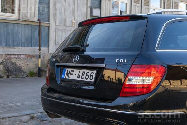 Black Mercedes-Benz C 200 2013 in Jelgava, with an engine capacity of 2.10 L and mileage of 264 thousand km for 6950 €, photo 4 on AUTOMOTO.COM.LV