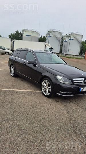 Black Mercedes-Benz C 200 2013 in Riga, with an engine capacity of 2.10 L and mileage of 264 thousand km for 6200 €, photo 3 on AUTOMOTO.COM.LV
