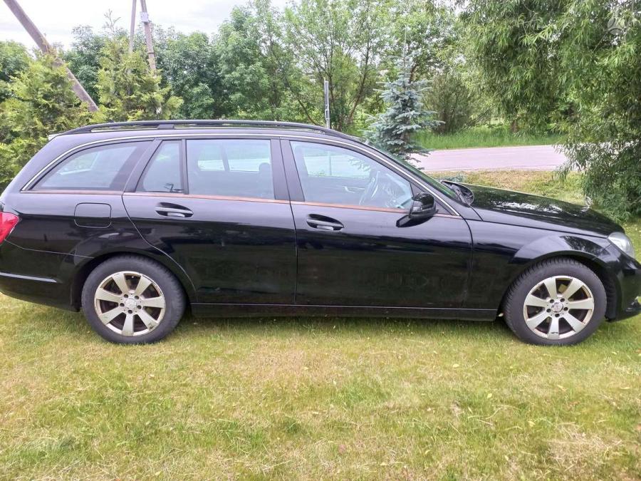 Melns Mercedes-Benz C 200 2013 Panevēža, ar dzinēja tilpumu 2.14 L un nobraukumu 360 tūkst. km par 5600 €, foto 4 vietnē AUTOMOTO.COM.LV