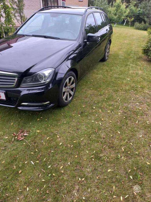 Black Mercedes-Benz C 200 2013 in Panevezys, with an engine capacity of 2.14 L and mileage of 360 thousand km for 5600 €, photo 5 on AUTOMOTO.COM.LV