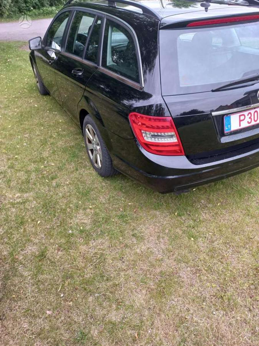 Melns Mercedes-Benz C 200 2013 Panevēža, ar dzinēja tilpumu 2.14 L un nobraukumu 360 tūkst. km par 5600 €, foto 7 vietnē AUTOMOTO.COM.LV