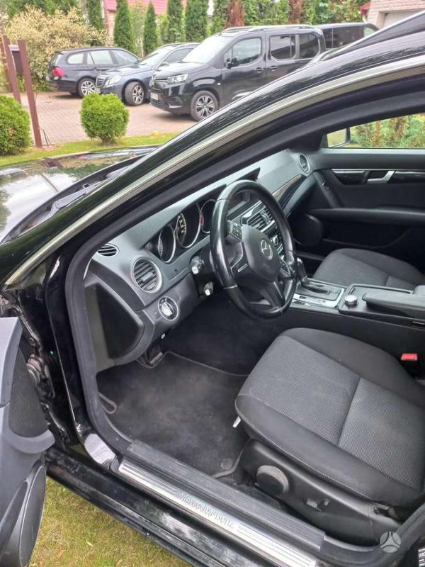 Black Mercedes-Benz C 200 2013 in Panevezys, with an engine capacity of 2.14 L and mileage of 360 thousand km for 5600 €, photo 9 on AUTOMOTO.COM.LV