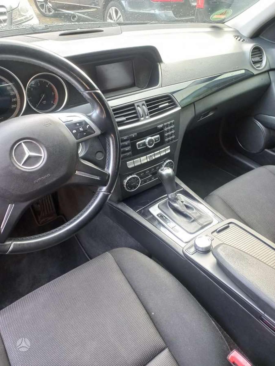 Melns Mercedes-Benz C 200 2013 Panevēža, ar dzinēja tilpumu 2.14 L un nobraukumu 360 tūkst. km par 5600 €, foto 12 vietnē AUTOMOTO.COM.LV